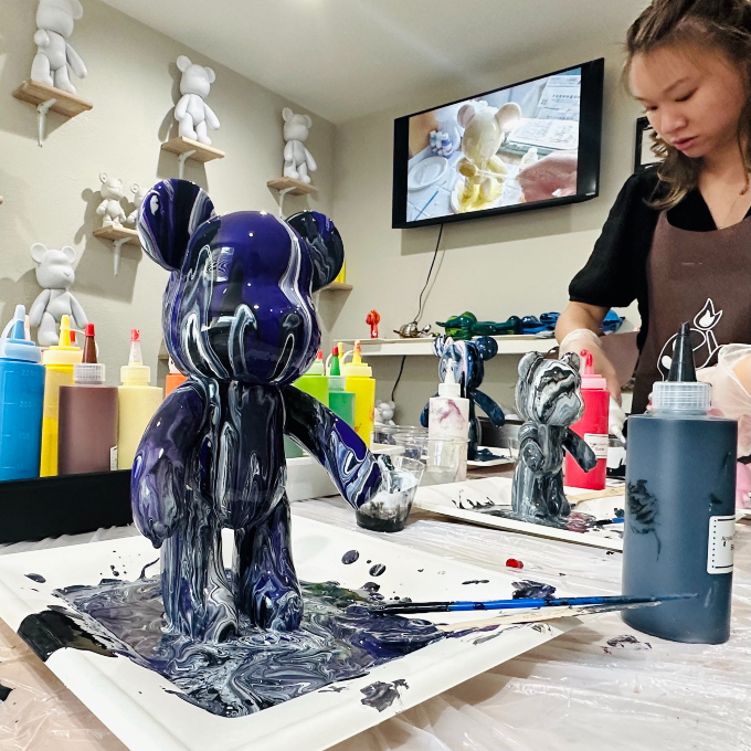 DIY Bear Model Paint Pouring Class | Virgin Experience Gifts